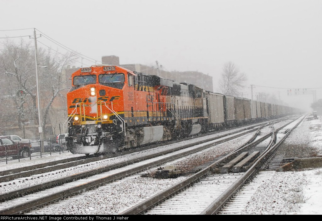 BNSF 5930 w/empty BNSF rapid discharge hoppers enroute to Black Thunder Mine.